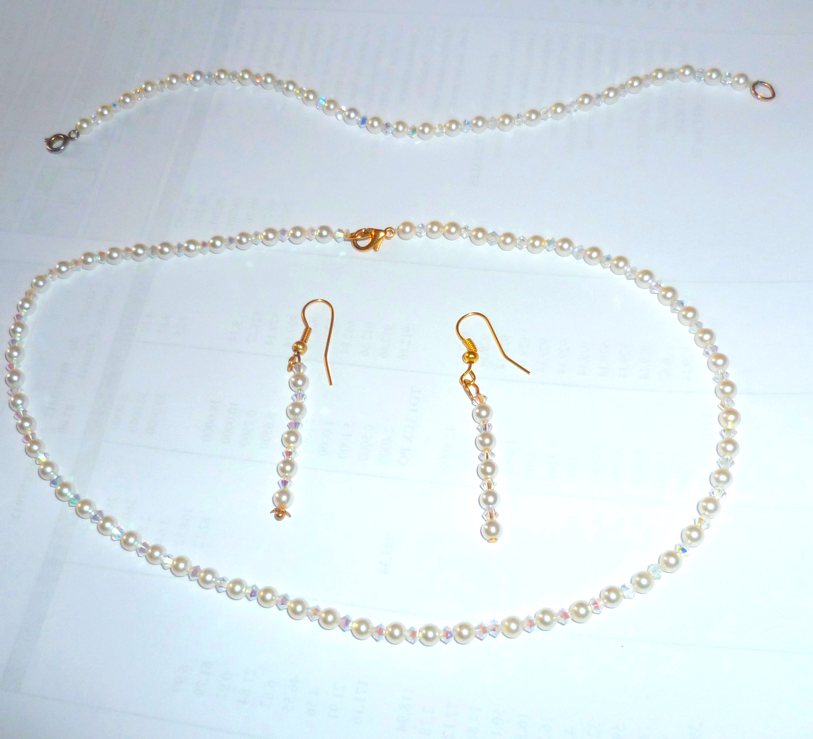ENSEMBLE COLLIER BRACELET ET BOUCLES D OREILLES ENSEMBLE COLLIER BRACELET ET BOUCLES D OREILLES